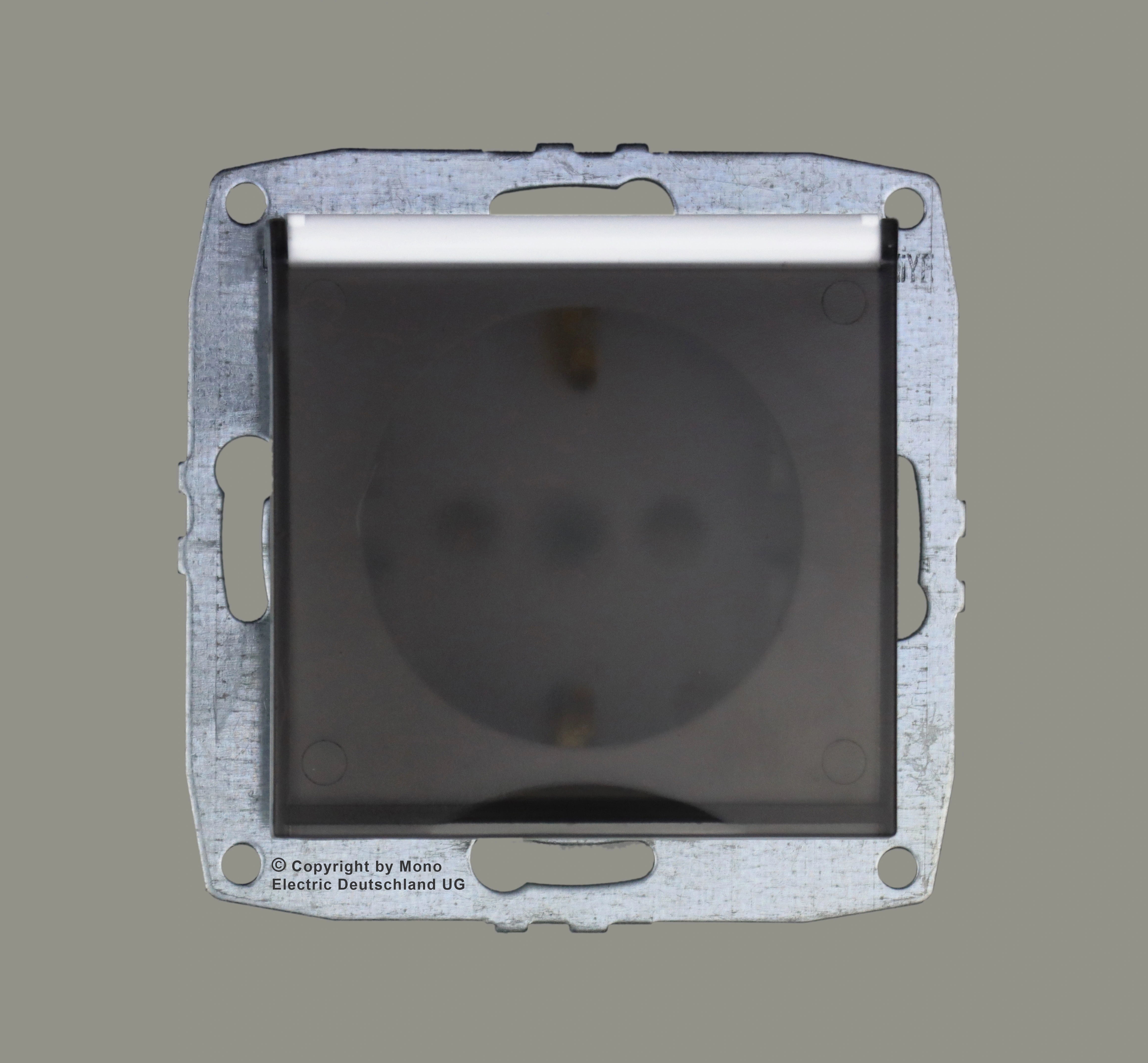 Steckdose mit Klappdeckel– Mono Electric